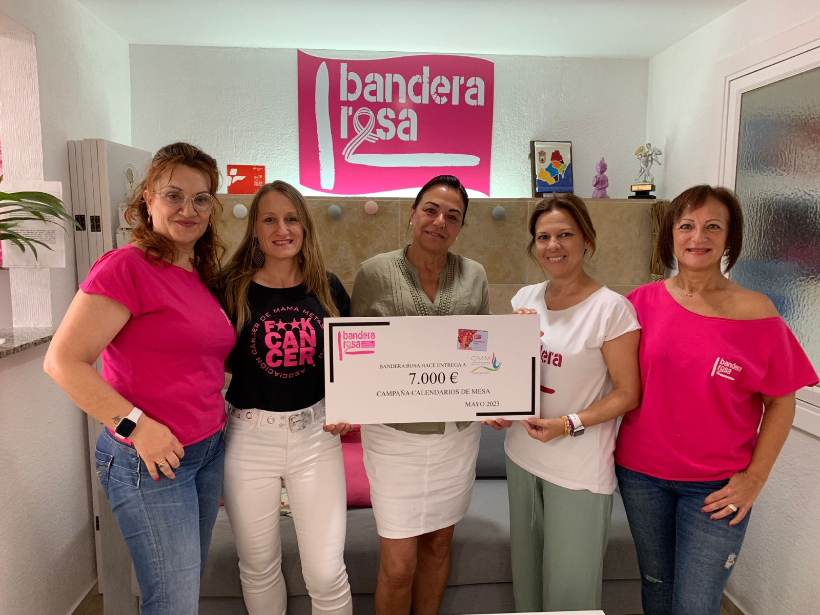 Donación Bandera Rosa para los Premios M. Chiara Giorgetti